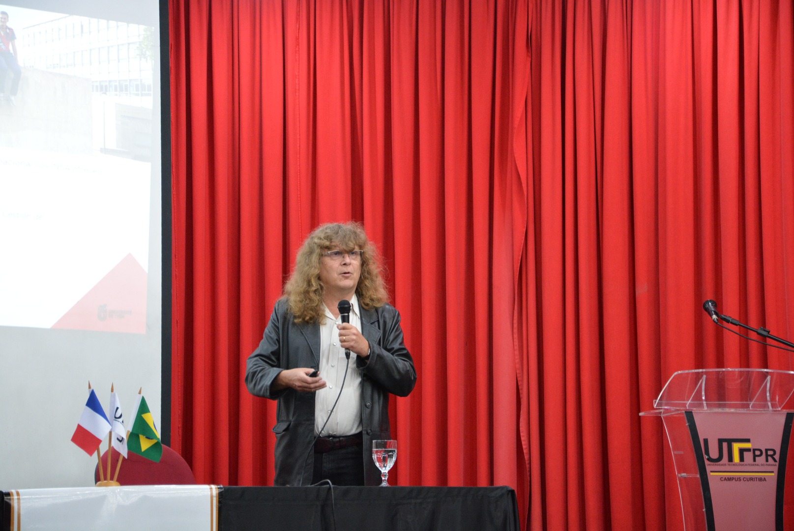 Palestra sobre intercâmbio em escola francesa no campus Curitiba